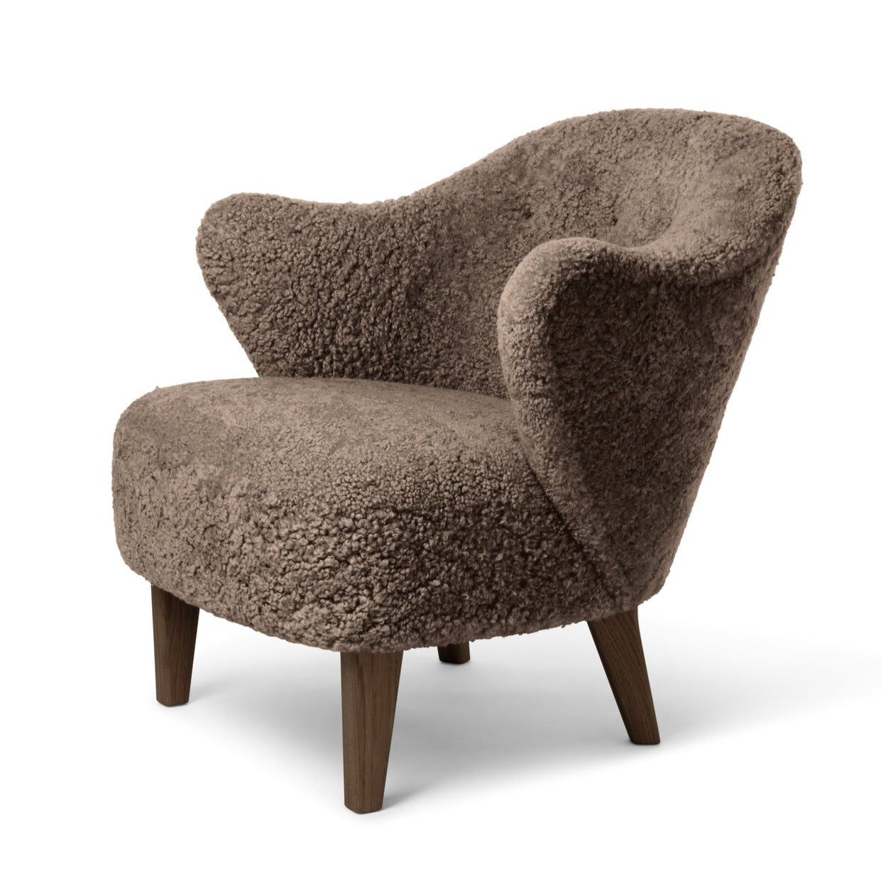 Lenestol Ingeborg Lounge Chair i saueskinn – OsloDeco