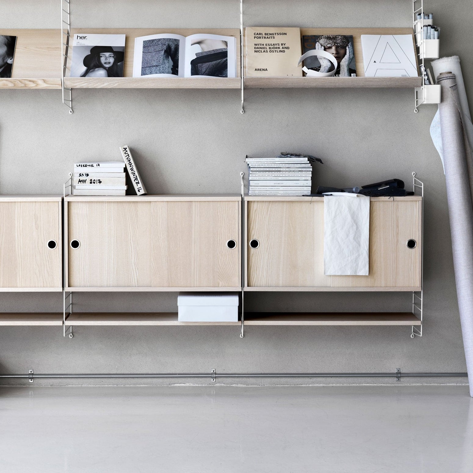 String skjenk med hylle og ben – OsloDeco