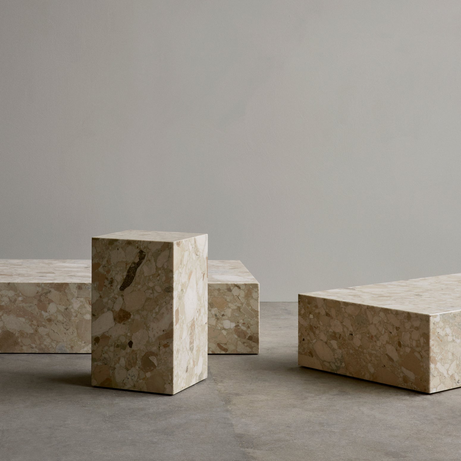 Sidebord Plinth Tall Sand Kunis Breccia – OsloDeco