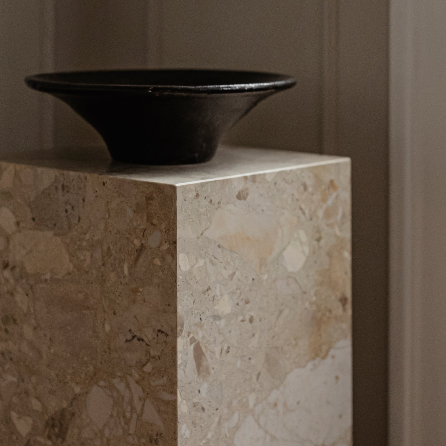 Sidebord Plinth Tall Sand Kunis Breccia – OsloDeco